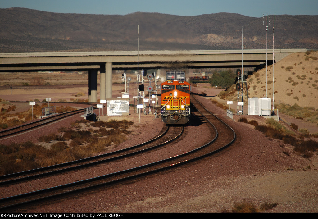 BNSF 6788 Knocks down the signal light at West Barstow and continuess her climb out of the BNSF ...